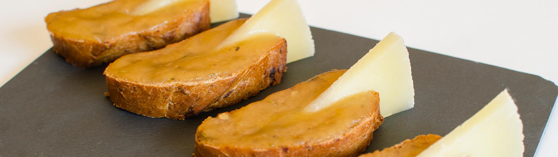 Tostadas de mermelada con queso manchego | Las Terceras